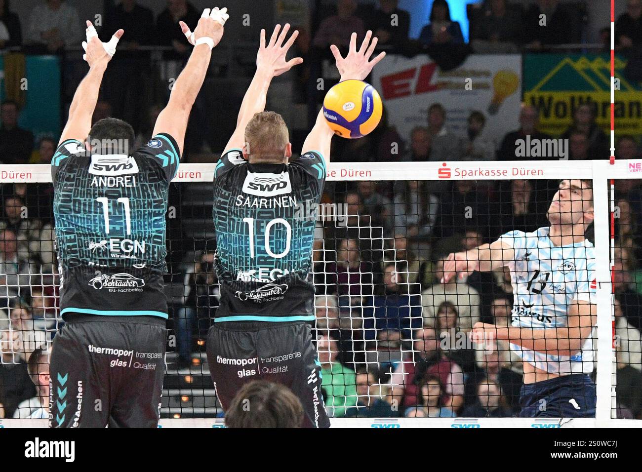 v.li.: Michael Andrei (Powervolleys Düren, 11), Tomi Saarinen ...