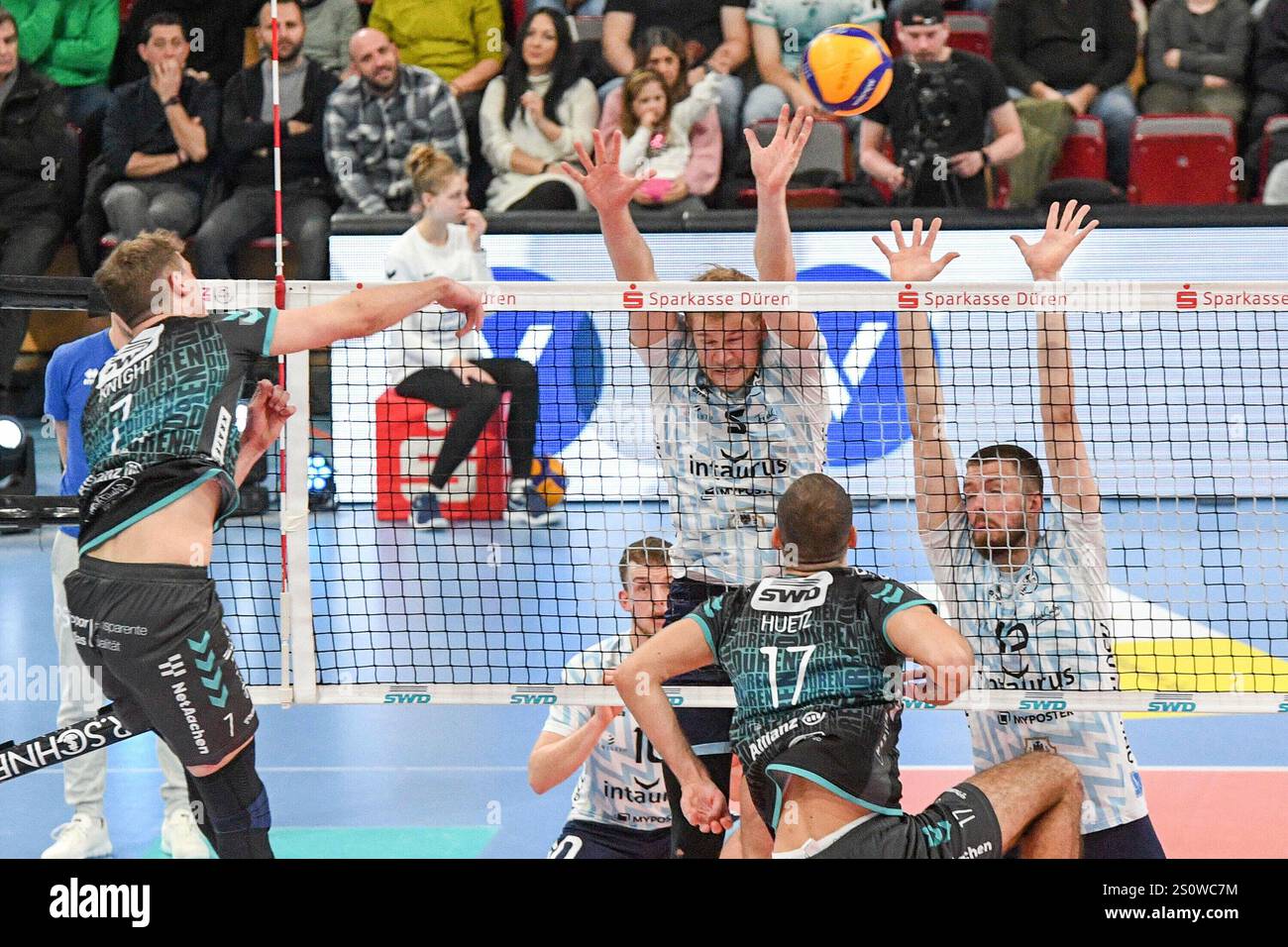 v.li.: Alex Knight (Powervolleys Düren, 7) schmettert einen Ball ...