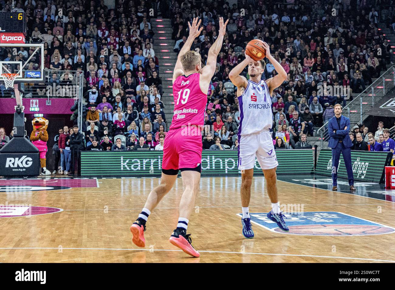 Bonn, Deutschland. 29th Dec, 2024. Zachary Ensminger (BG Goettingen ...