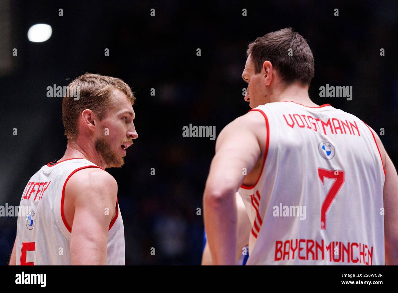 Frankfurt, Deutschland. 29th Dec, 2024. Niels Giffey (FC Bayern Basketball #5) mit Johannes ...