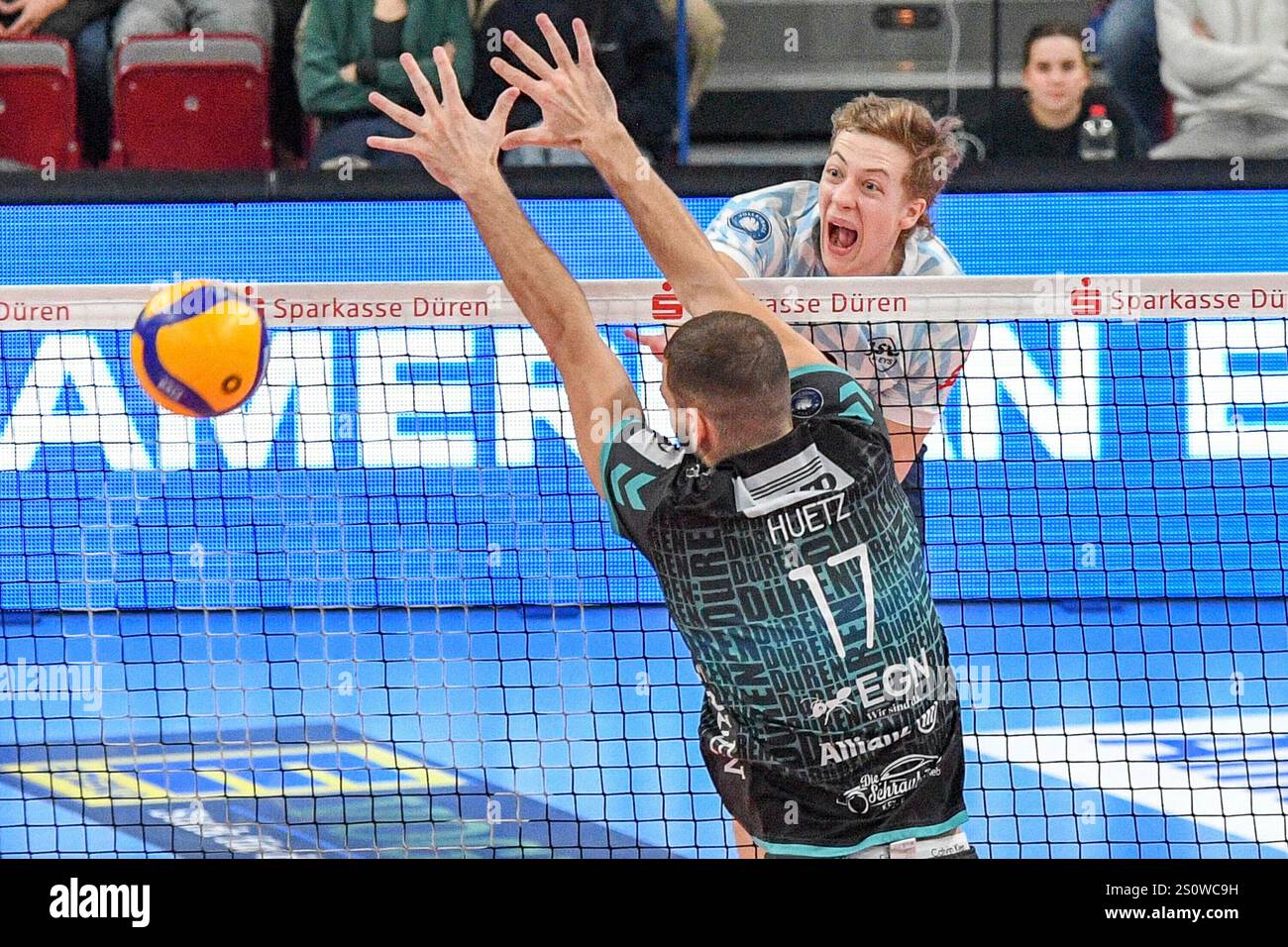 v.li.: Francois Huetz (Powervolleys Düren, 17) mit missglücktem Block gegen Matthew Slivinski ...