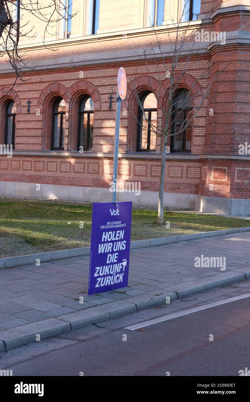 Wahlplakat Volt Partei vor Hochschule München Wahlplakat Volt Partei ...