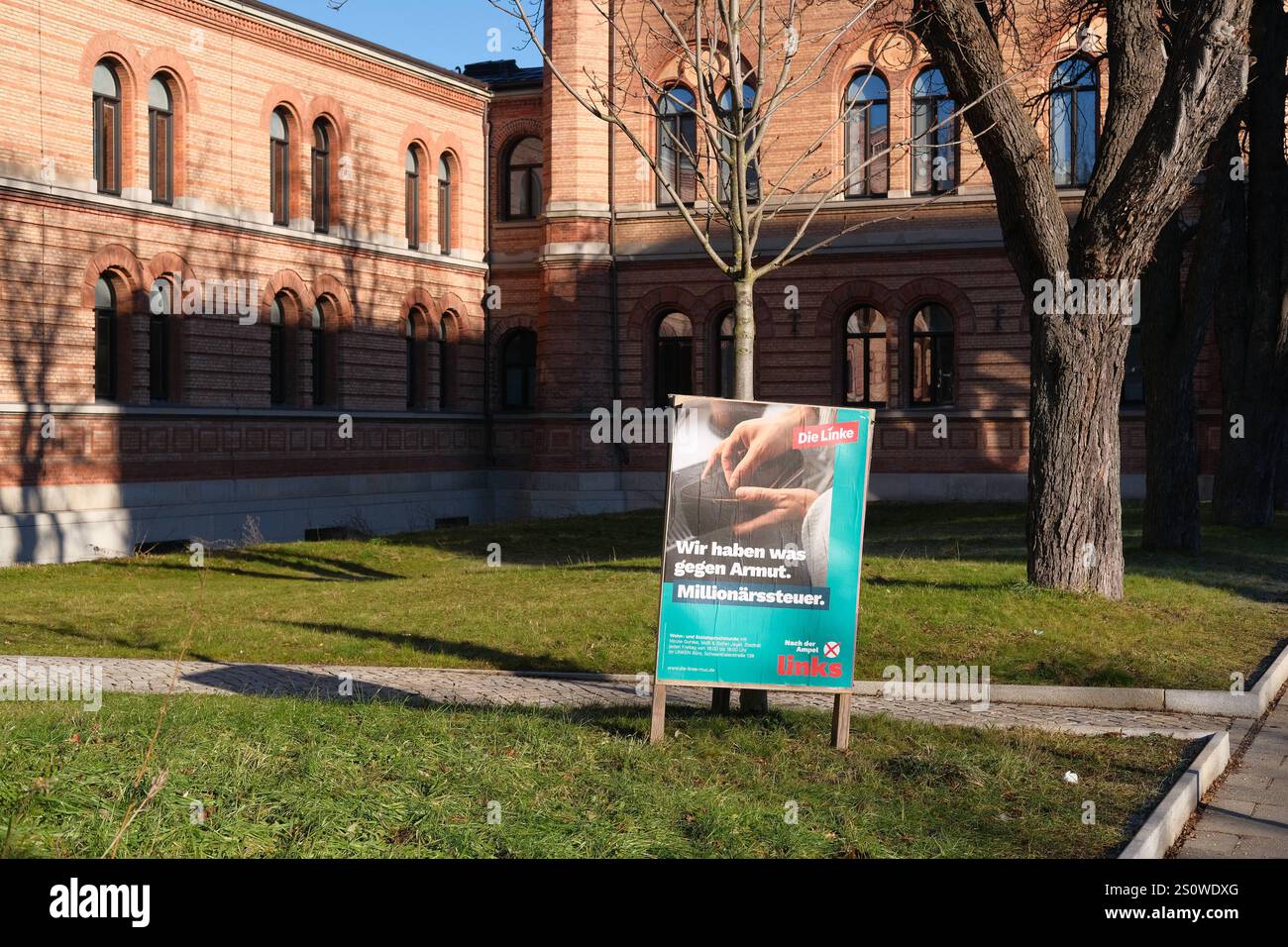 Wahlplakat Partei Die Linke vor Hochschule München Wahlplakat Partei ...