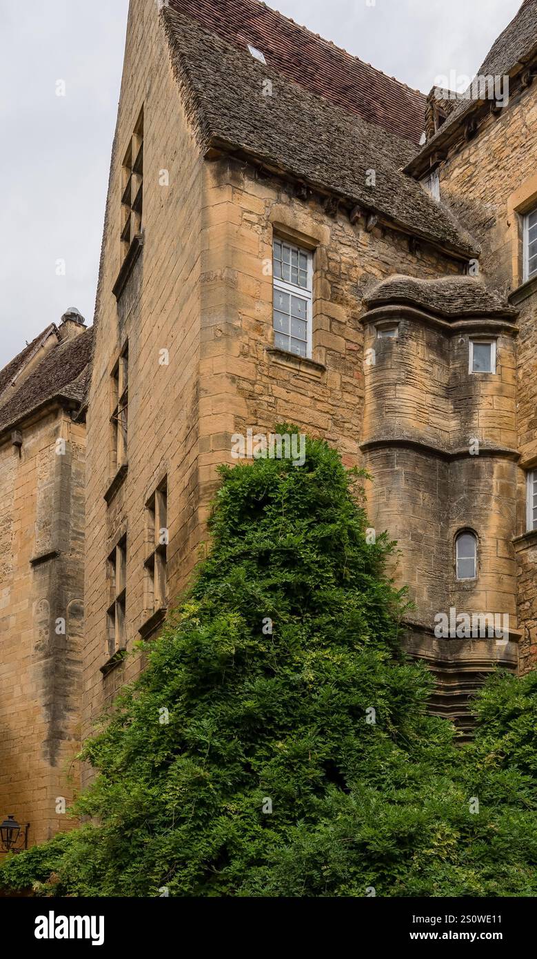 buildings in Sarlat-la-Caneda, a beautifully preserved 14th century ...