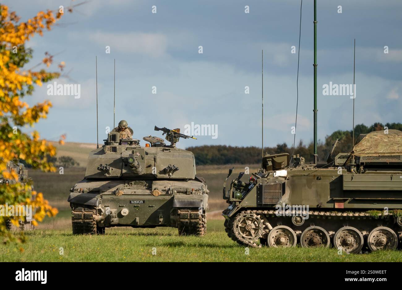 commander and gunner directing a british army challenger ii 2 FV4034 ...
