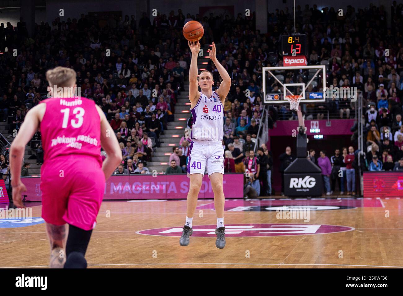 Collin Welp (BG G?ttingen #40) von au?en - easyCredit Basketball ...