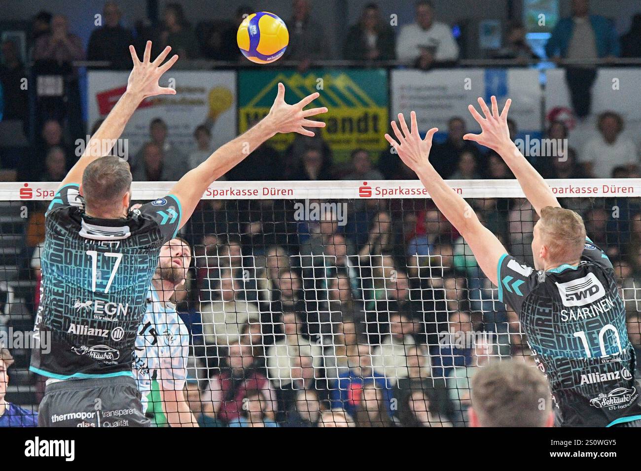 v.li.: Francois Huetz (Powervolleys Düren, 17), Fabian Suck (ASV Dachau, 15), Tomi Saarinen ...