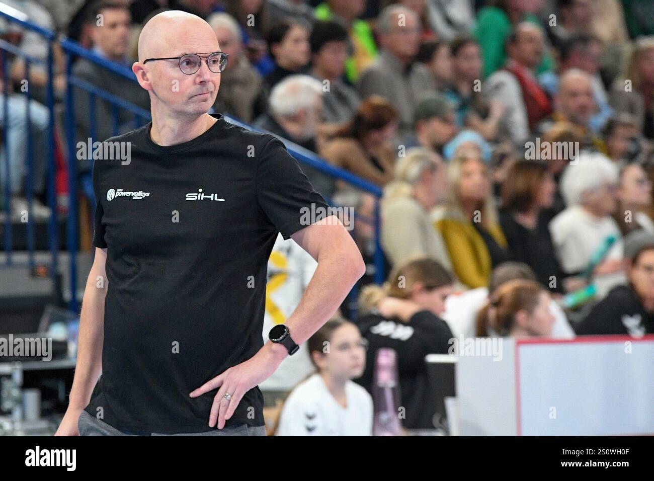 Christophe Achten (Head Coach Powervolleys Düren) nachdenklich ...