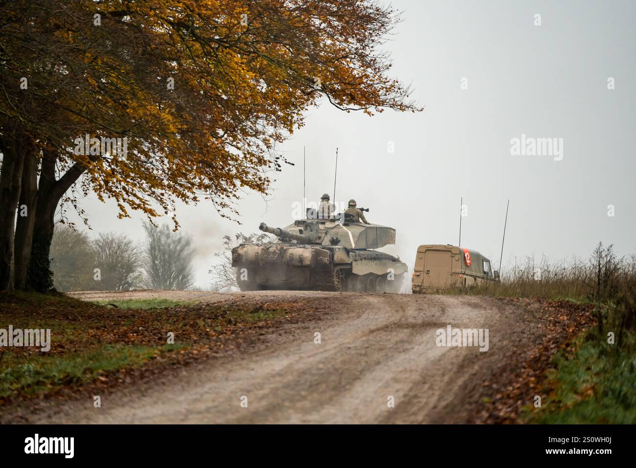 commander and gunner directing a british army challenger ii 2 FV4034 ...