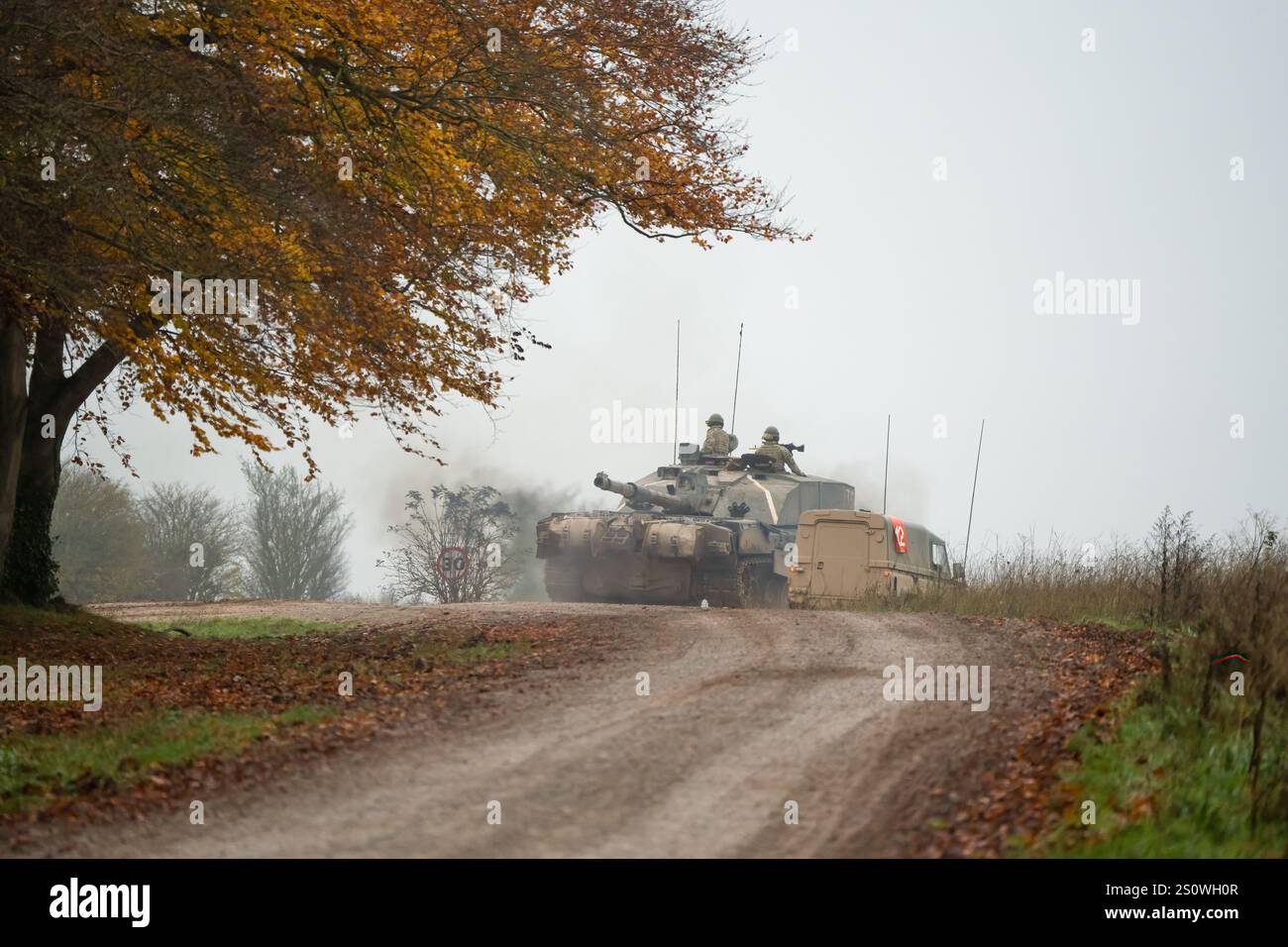 commander and gunner directing a british army challenger ii 2 FV4034 ...