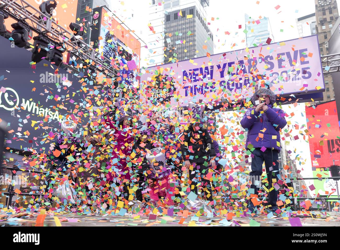 People participate in the New Year's Eve Confetti Test in Times Square ...