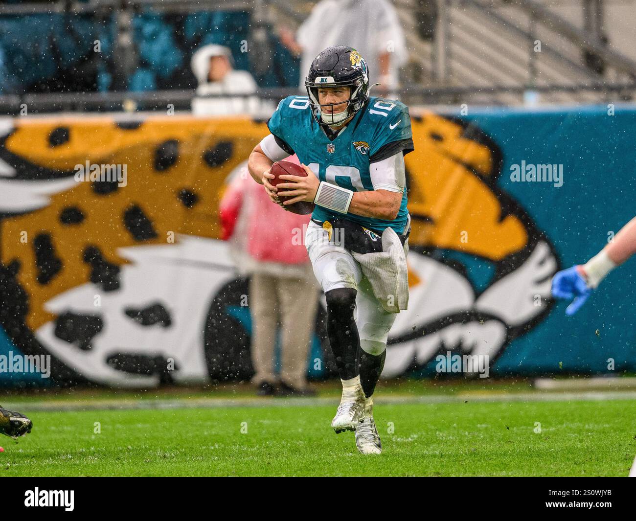 December 29, 2024: Jacksonville Jaguars quarterback Mac Jones (10) in ...