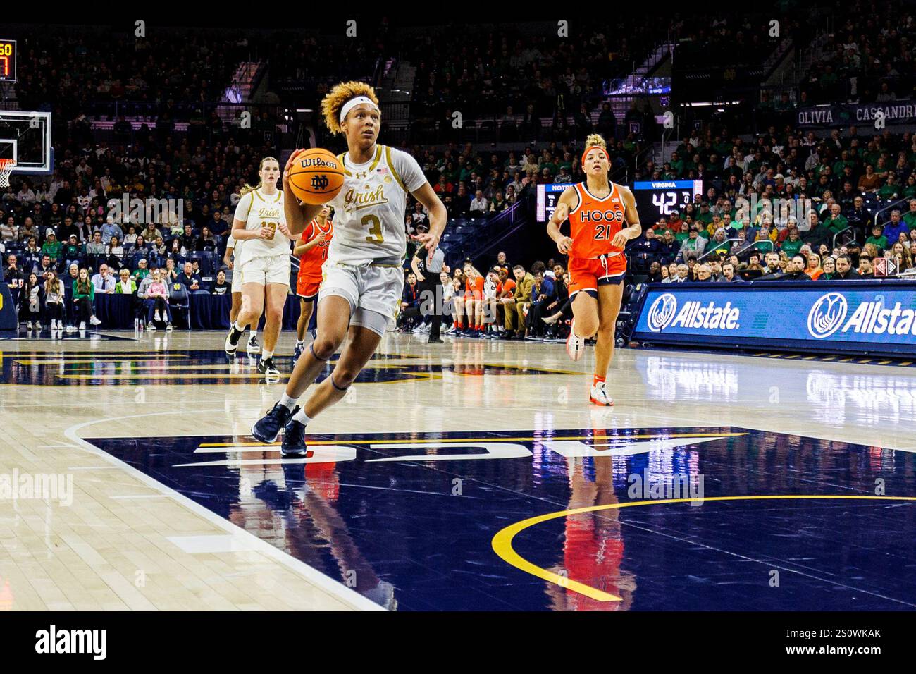 South Bend, Indiana, USA. 29th Dec, 2024. Notre Dame guard Hannah Hidalgo (3) drives to the ...