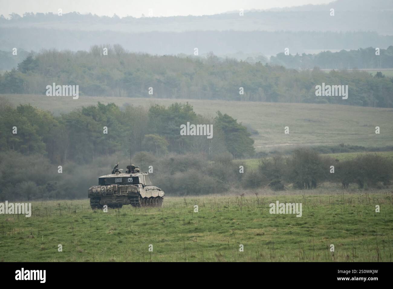 Commander and gunner directing a British army Challenger 2 II FV4034 ...