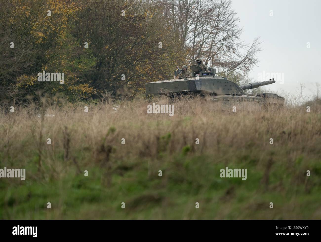 Commander and gunner directing a British army Challenger 2 II FV4034 ...