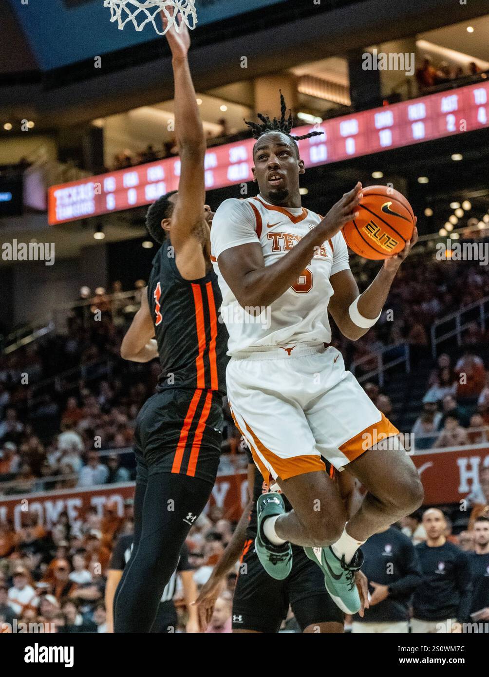 Texas, USA. 29th Dec, 2024. Arthur Kaluma (6) of the Texas Longhorns in ...