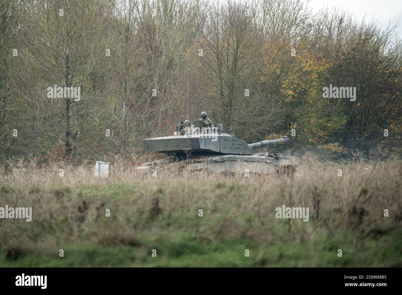 Commander and gunner directing a British army Challenger 2 II FV4034 ...