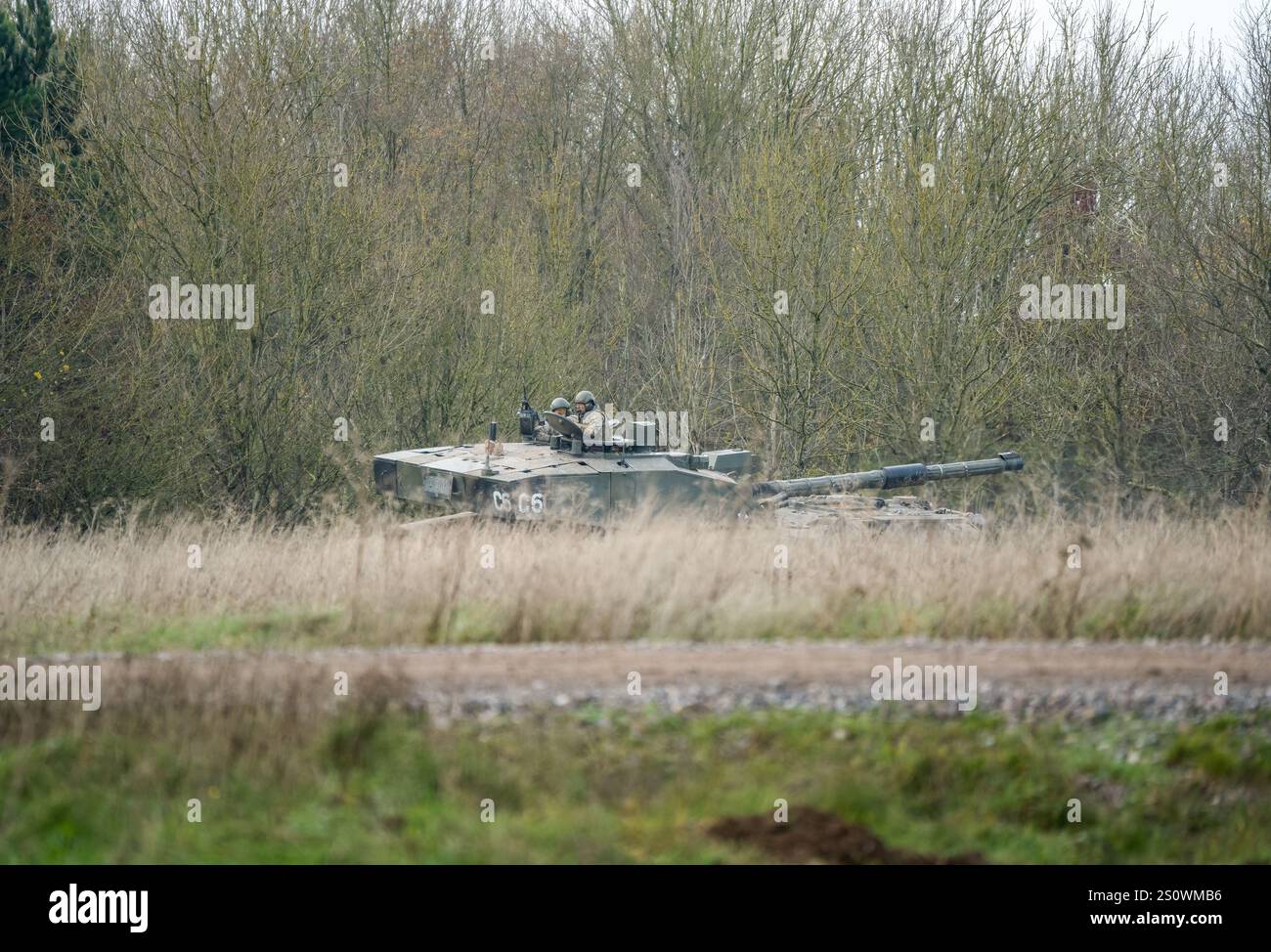 Commander and gunner directing a British army Challenger 2 II FV4034 ...
