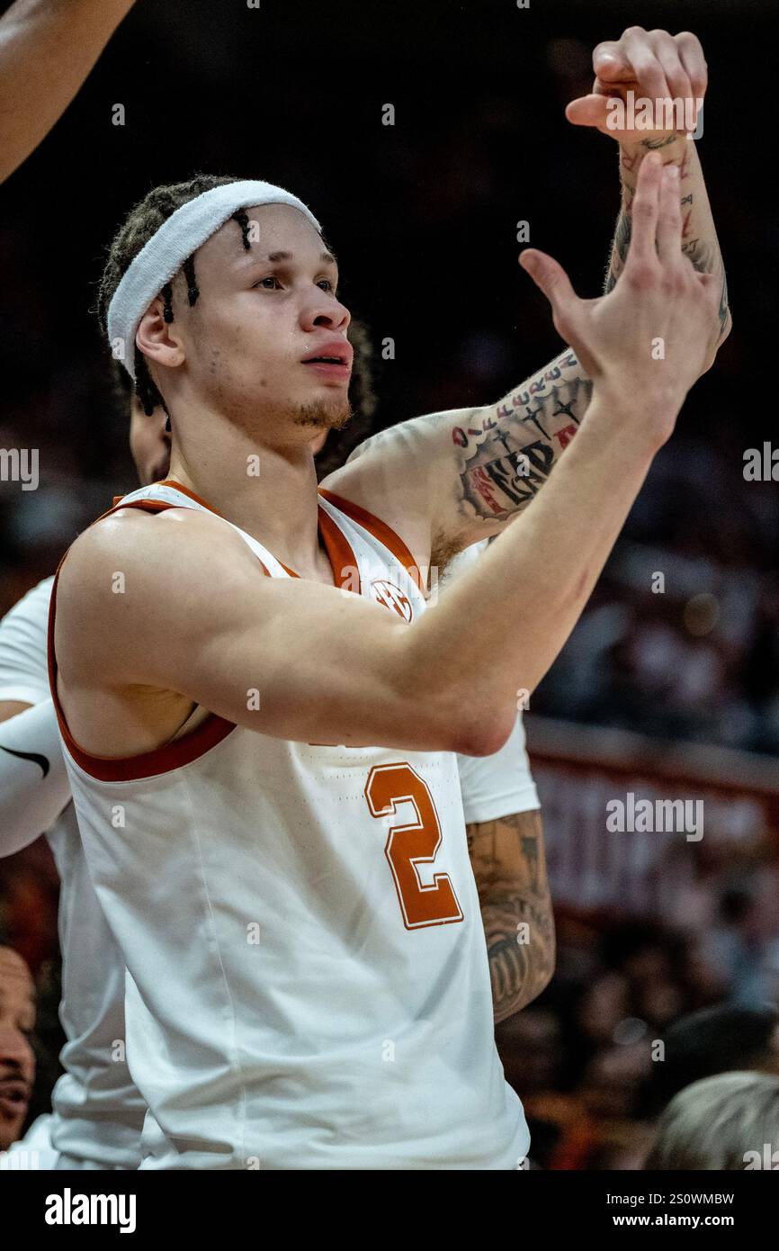 Texas, USA. 29th Dec, 2024. Chendall Weaver (2) of the Texas Longhorns ...