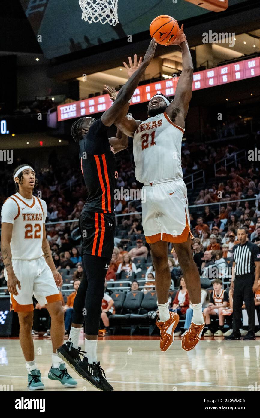 Texas, USA. 29th Dec, 2024. Ze'Rik Onyema (21) of the Texas Longhorns ...