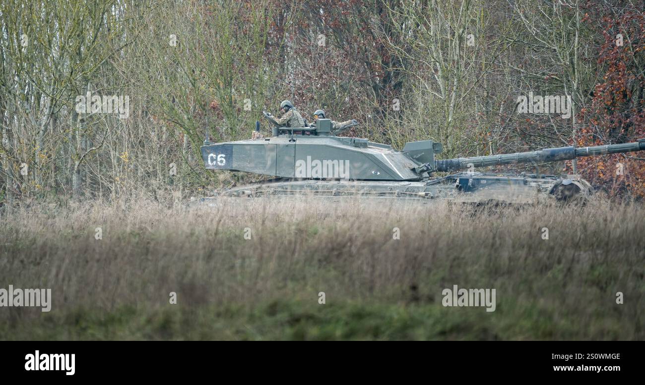 Commander and gunner directing a British army Challenger 2 II FV4034 ...