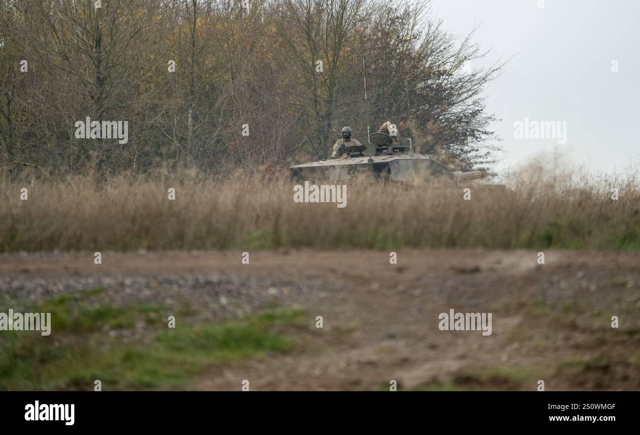 Commander and gunner directing a British army Challenger 2 II FV4034 ...