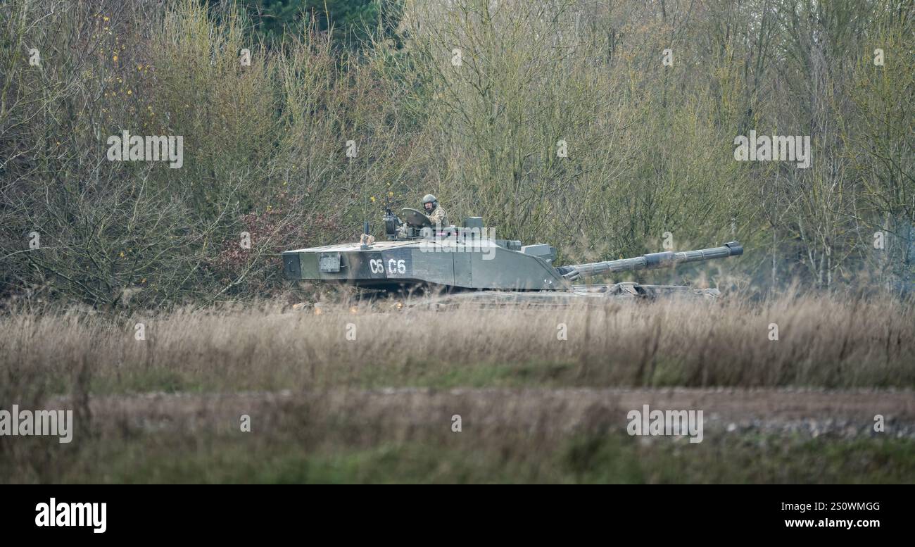 Commander and gunner directing a British army Challenger 2 II FV4034 ...