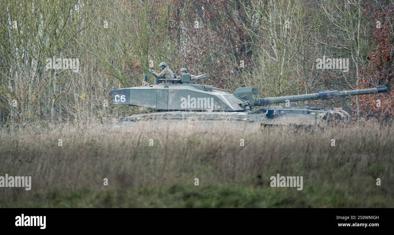 Commander and gunner directing a British army Challenger 2 II FV4034 ...