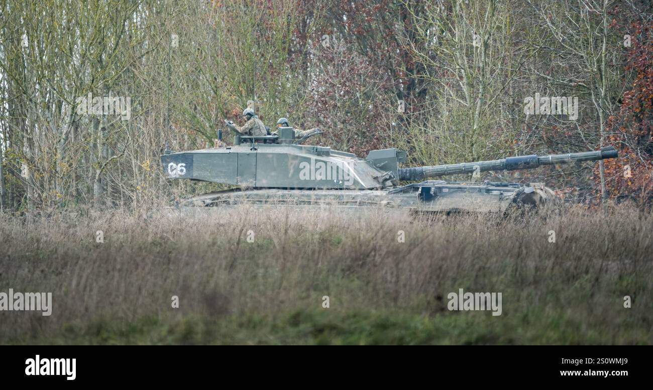 Commander and gunner directing a British army Challenger 2 II FV4034 ...