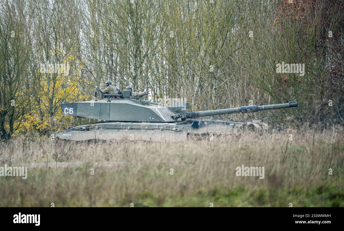 Commander and gunner directing a British army Challenger 2 II FV4034 ...