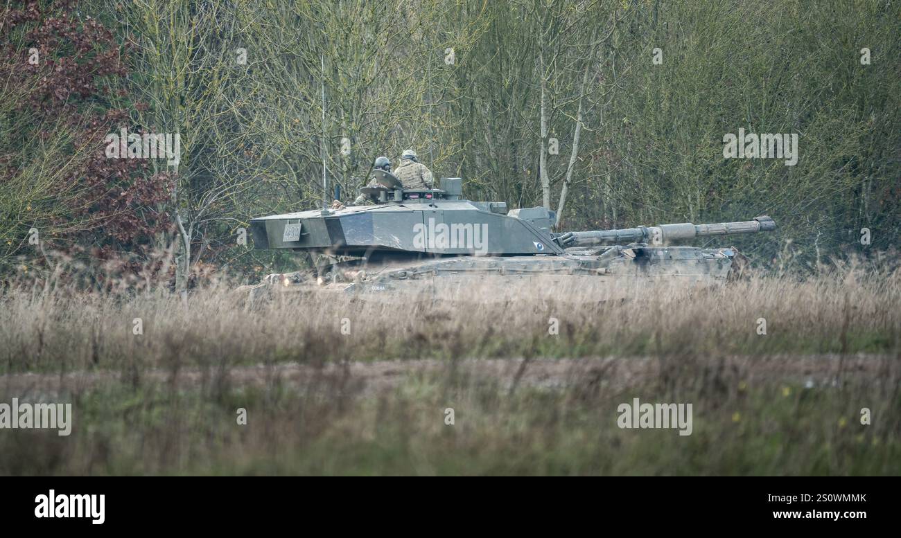 Commander and gunner directing a British army Challenger 2 II FV4034 ...
