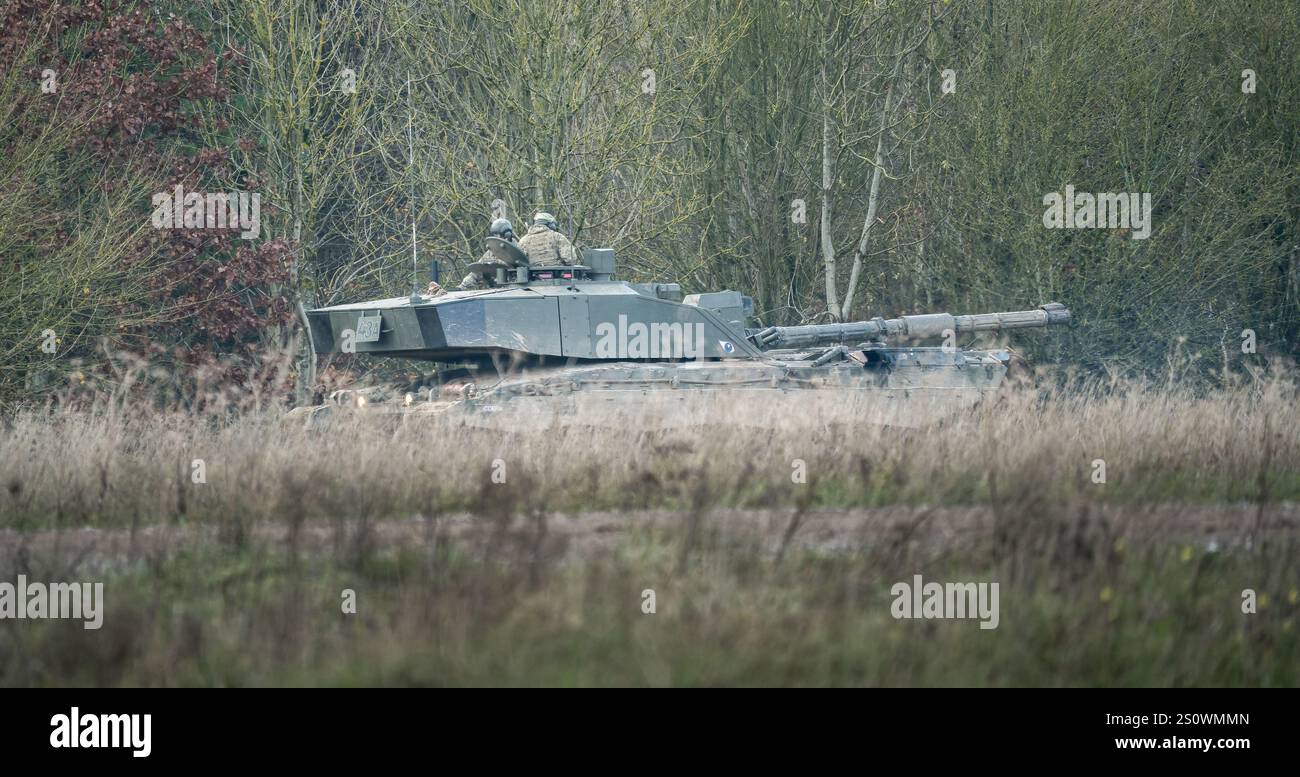 Commander and gunner directing a British army Challenger 2 II FV4034 ...