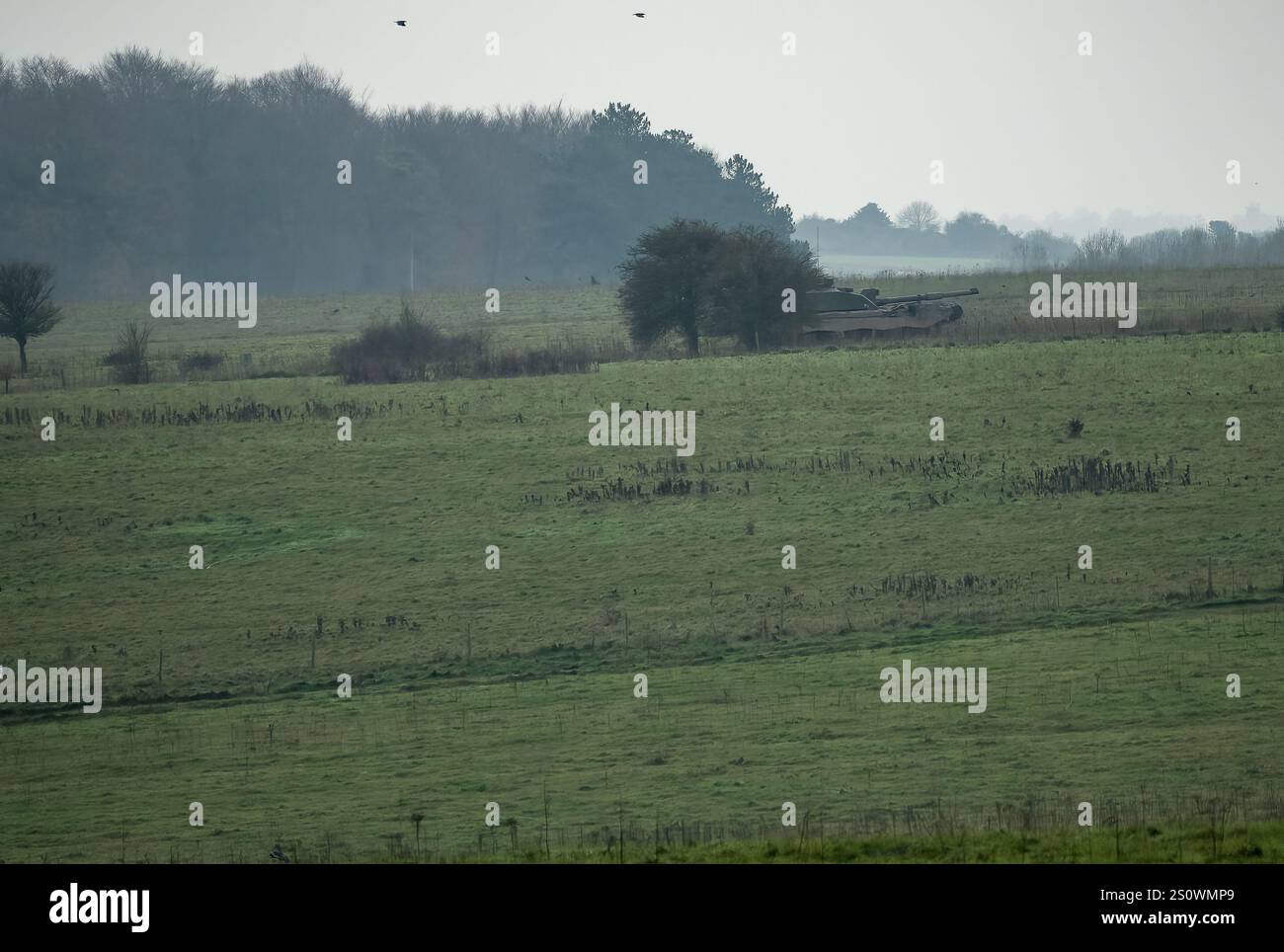 Commander and gunner directing a British army Challenger 2 II FV4034 ...