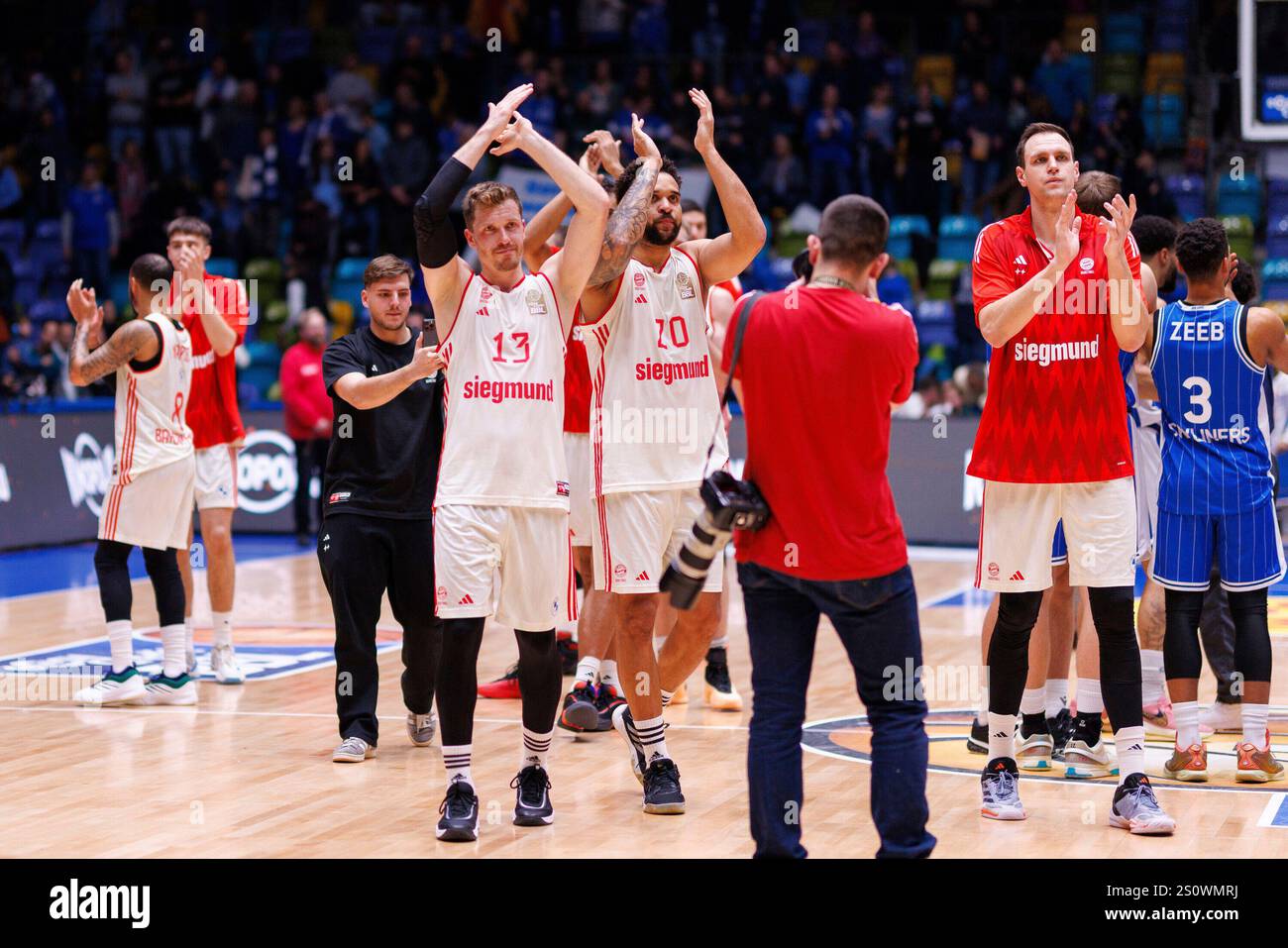 Frankfurt, Deutschland. 29th Dec, 2024. Jubel beim FC Bayern M?nchen nach dem Spiel; Andreas ...