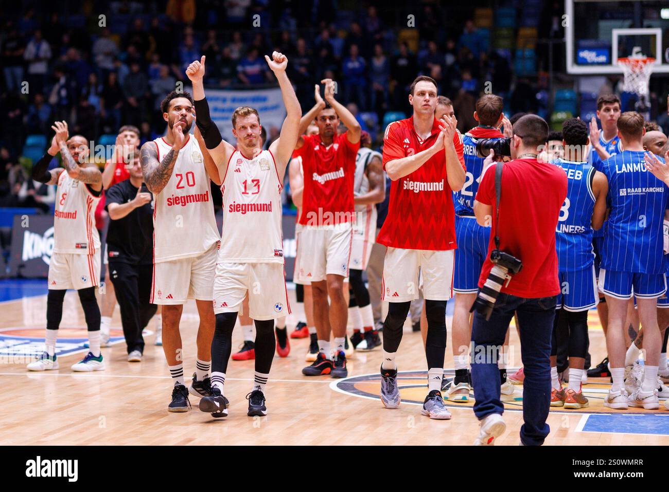 Frankfurt, Deutschland. 29th Dec, 2024. Jubel beim FC Bayern M?nchen nach dem Spiel; Andreas ...