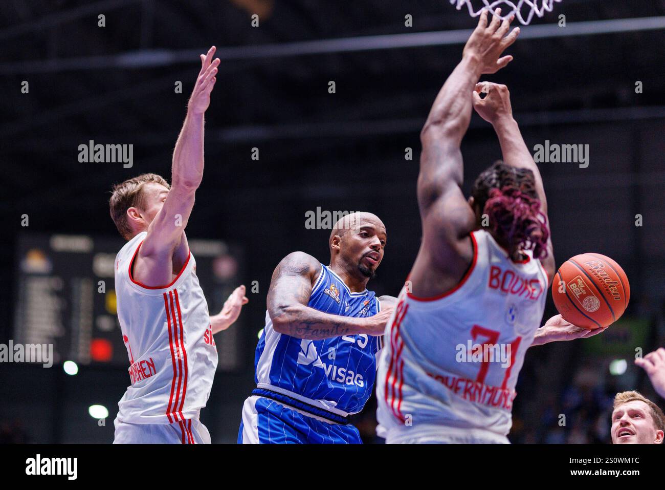 Frankfurt, Deutschland. 29th Dec, 2024. Jordan Theodore (Frankfurt Skyliners #24) unter dem Korb ...
