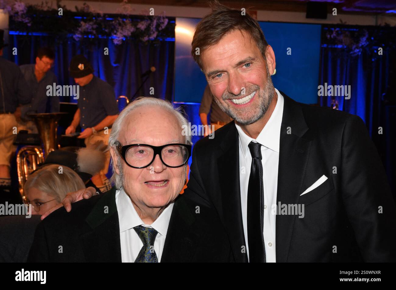 Munich, Germany. 29th Dec, 2024. Erdinger boss Werner Brombach (l) and ...