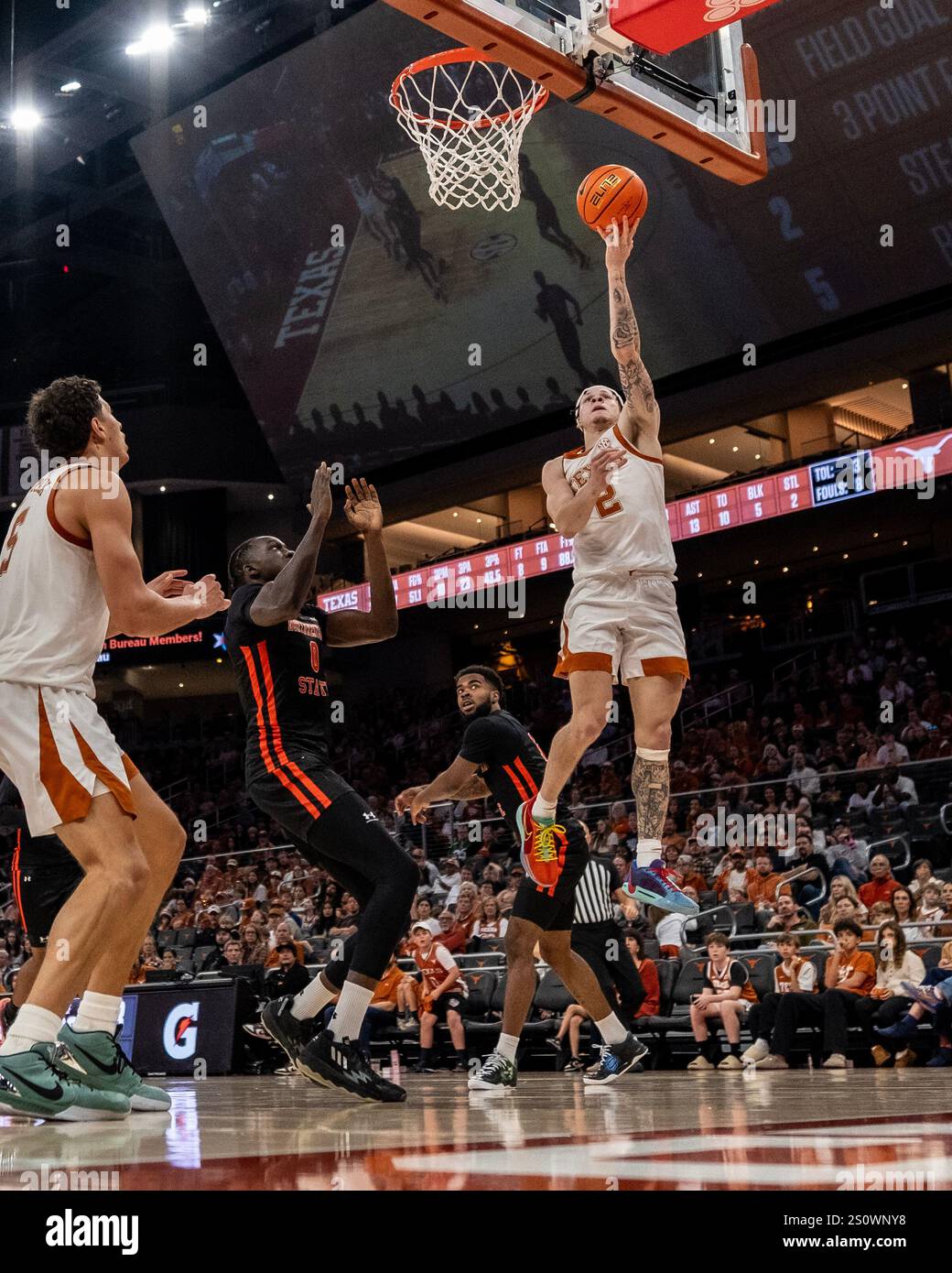 Texas, USA. 29th Dec, 2024. Chendall Weaver (2) of the Texas Longhorns ...