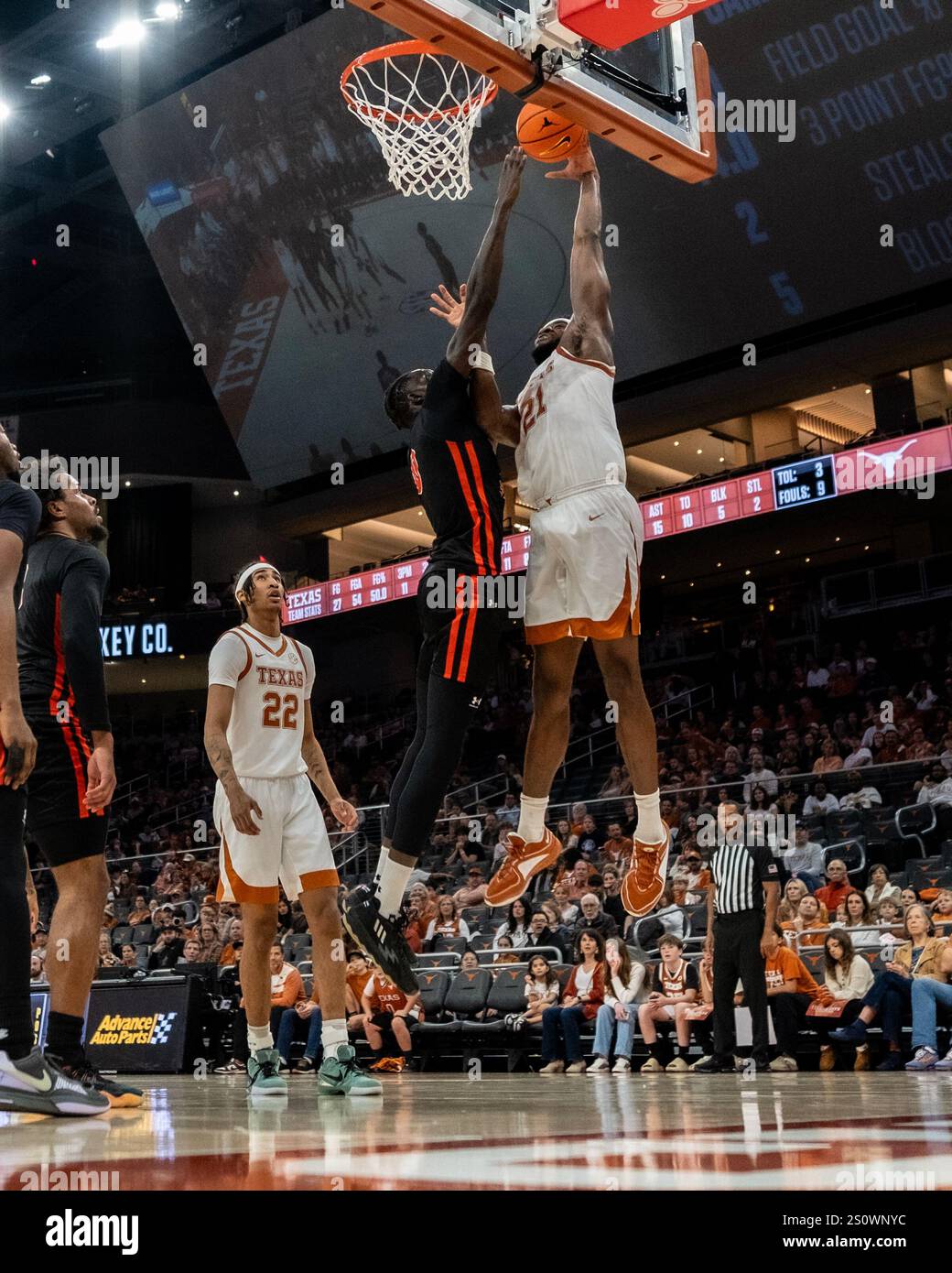 Texas, USA. 29th Dec, 2024. Ze'Rik Onyema (21) of the Texas Longhorns ...