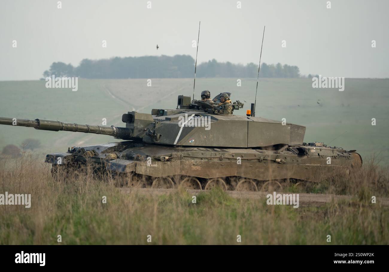 commander and gunner directing a british army challenger ii 2 FV4034 ...