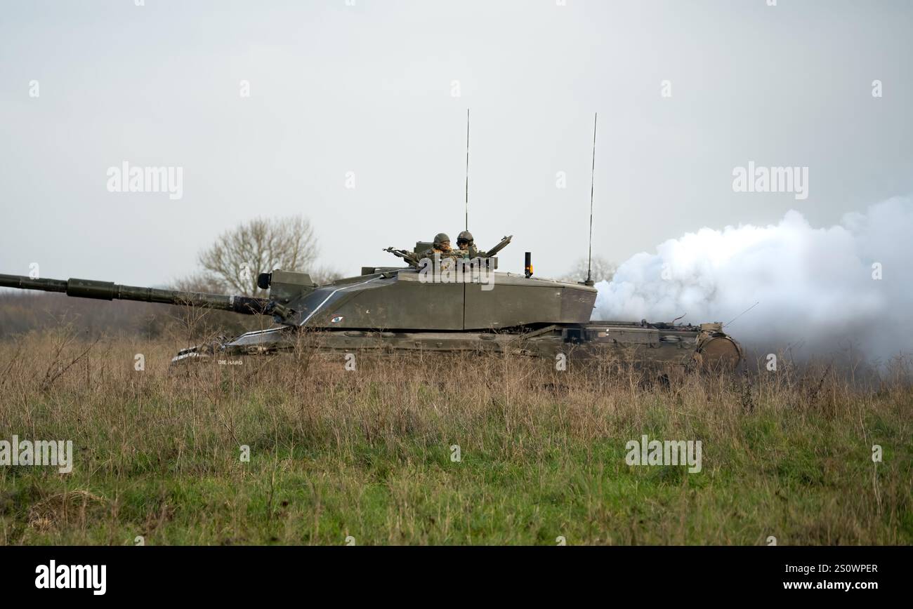 commander and gunner directing a british army challenger ii 2 FV4034 ...