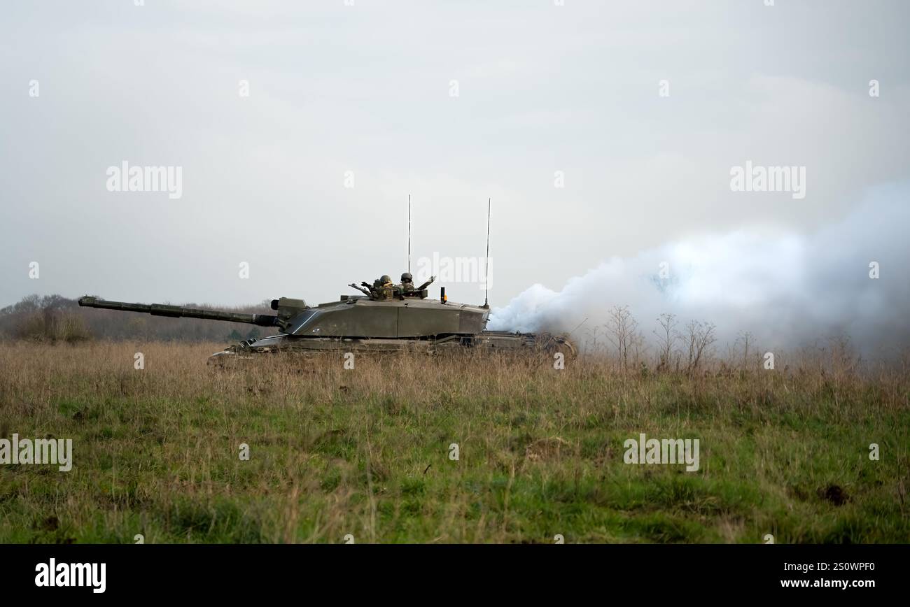 commander and gunner directing a british army challenger ii 2 FV4034 ...