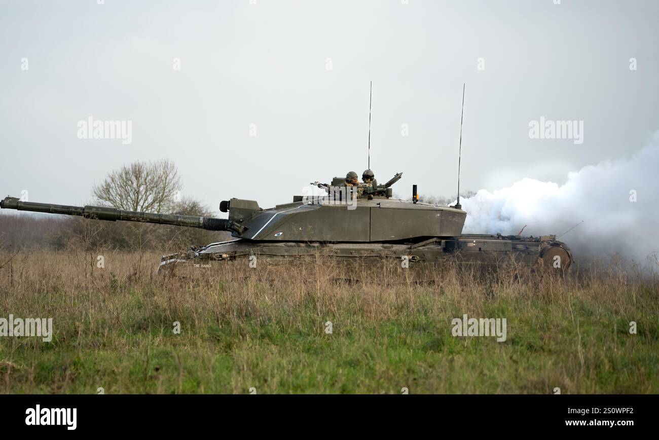 commander and gunner directing a british army challenger ii 2 FV4034 ...