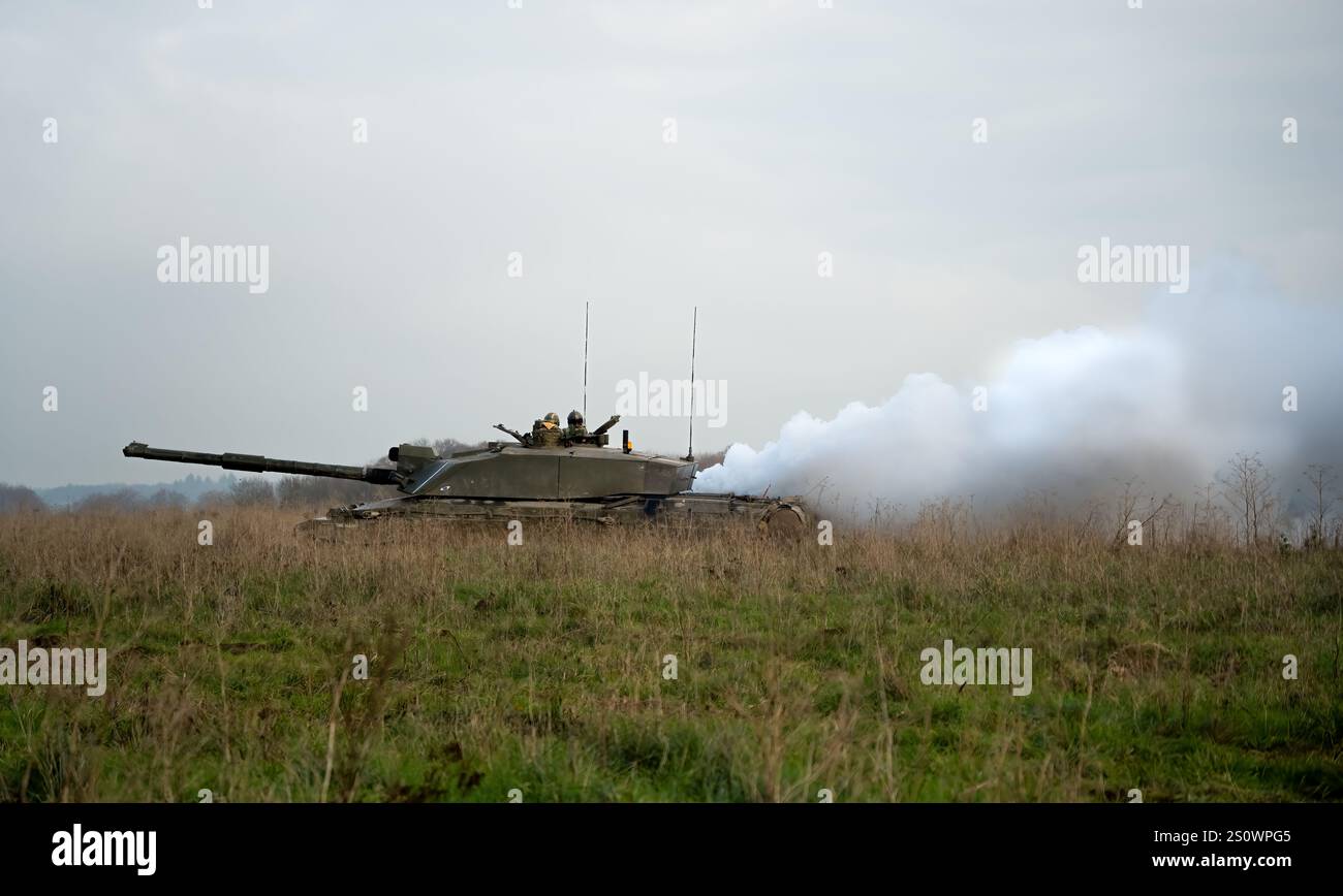 commander and gunner directing a british army challenger ii 2 FV4034 ...