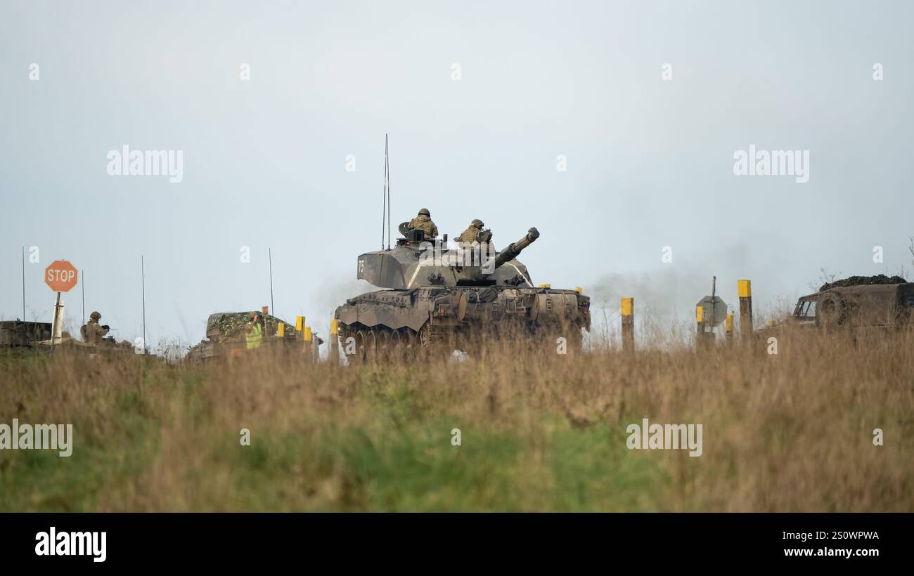 commander and gunner directing a british army challenger ii 2 FV4034 ...