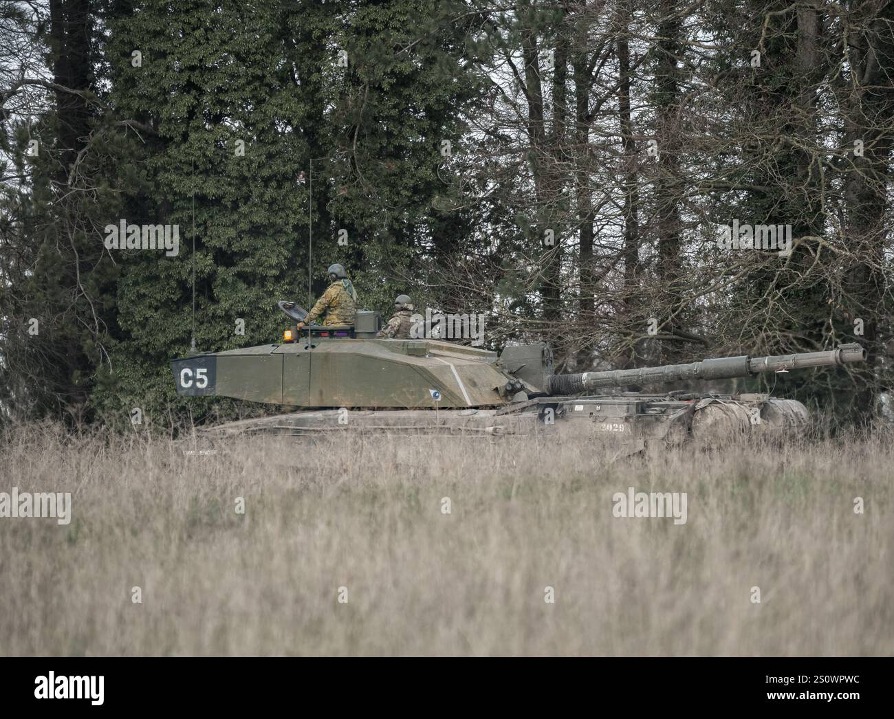 commander and gunner directing a british army challenger ii 2 FV4034 ...