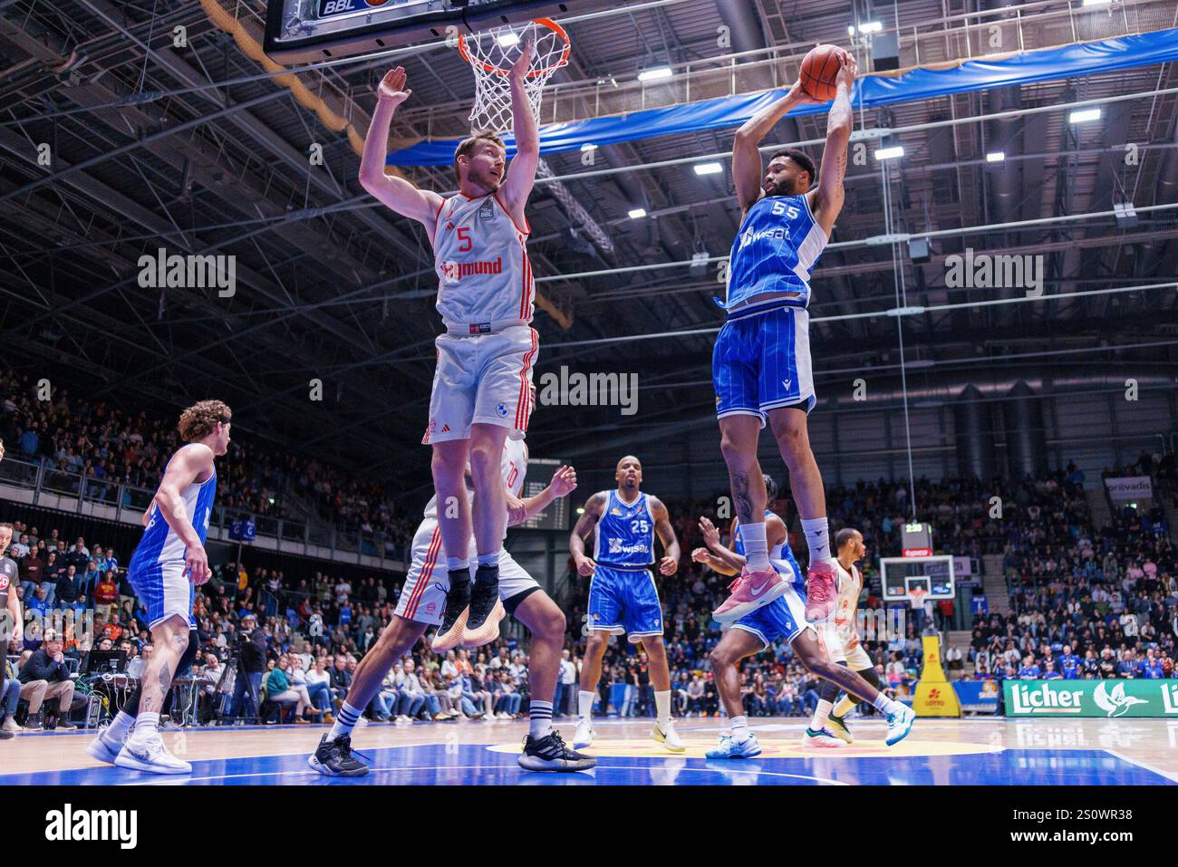 Frankfurt, Deutschland. 29th Dec, 2024. David Muenkat (Frankfurt Skyliners #55) sichert sich ...