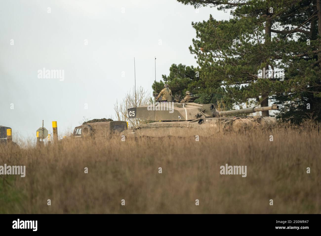 commander and gunner directing a british army challenger ii 2 FV4034 ...