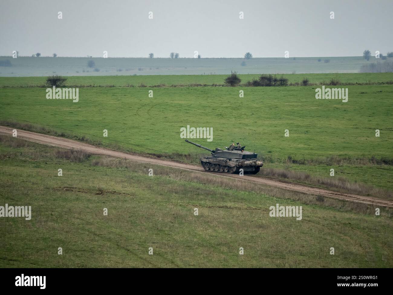 commander and gunner directing a british army challenger ii 2 FV4034 ...
