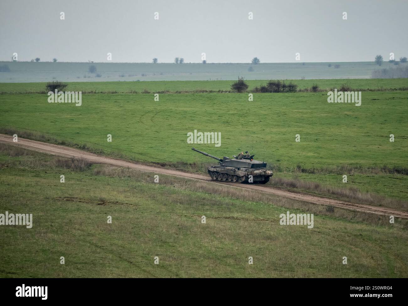 commander and gunner directing a british army challenger ii 2 FV4034 ...
